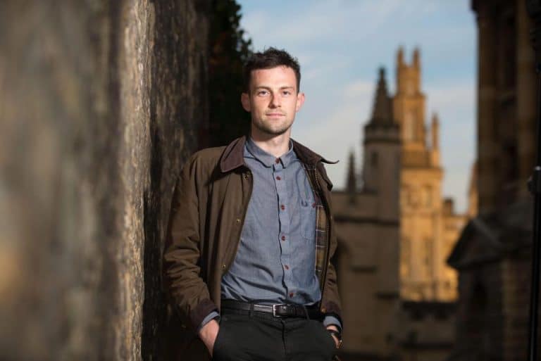 Joshua Sutcliffe, docente cristiano suspendido por ideología de género